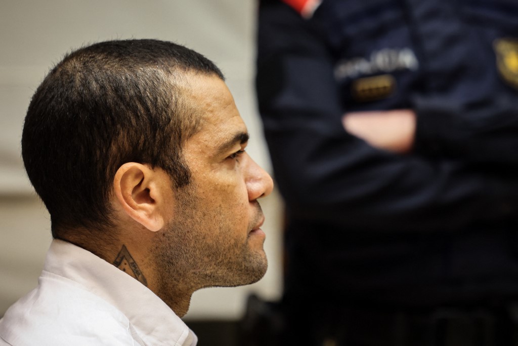 Daniel Alves é condenado a quatro anos e meio de prisão por estupro ...