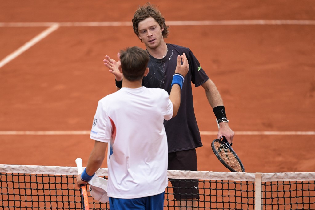 Rublev perde para Arnaldi e cai na 3ª rodada de Roland Garros