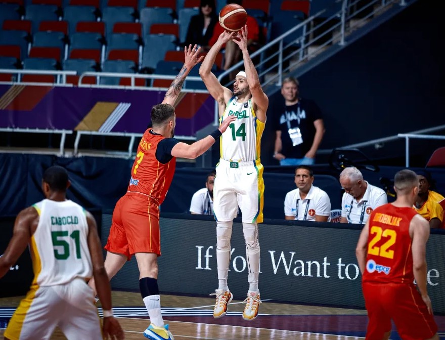 Veja a galeria de fotos do confronto entre Brasil e Montenegro pelo Pré-Olímpico de basquete ...