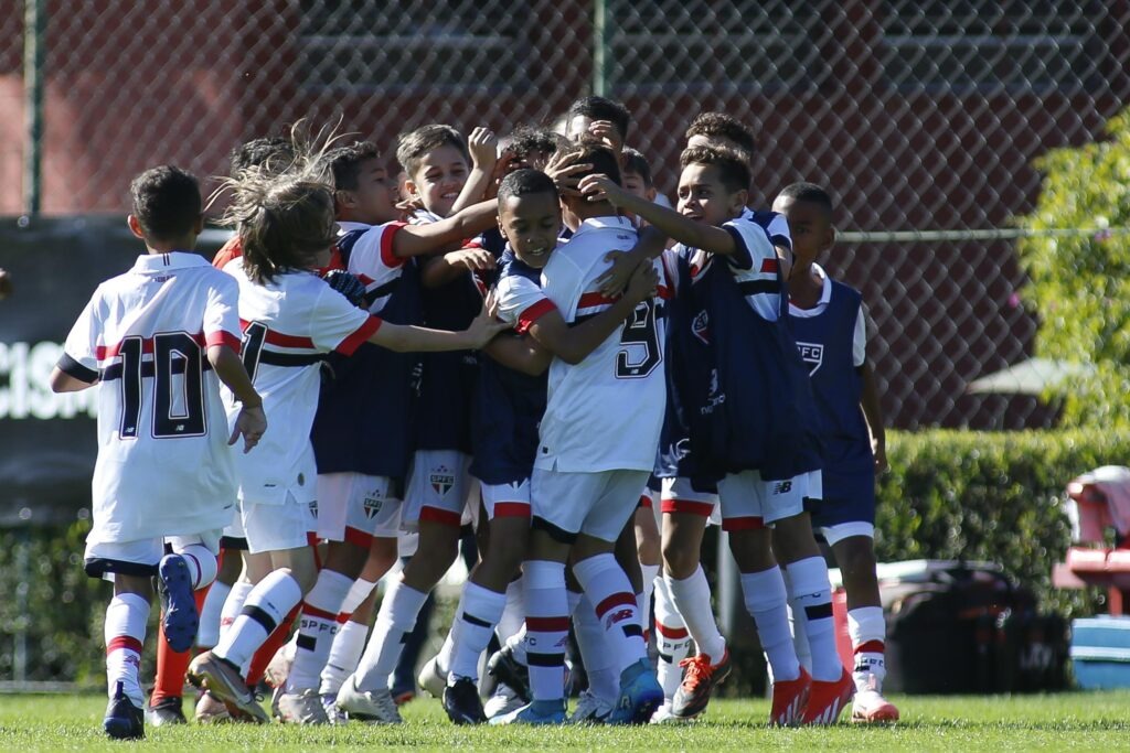 Com gol de Lionel Messi, sub-11 do São Paulo goleia Comercial e vai às ...