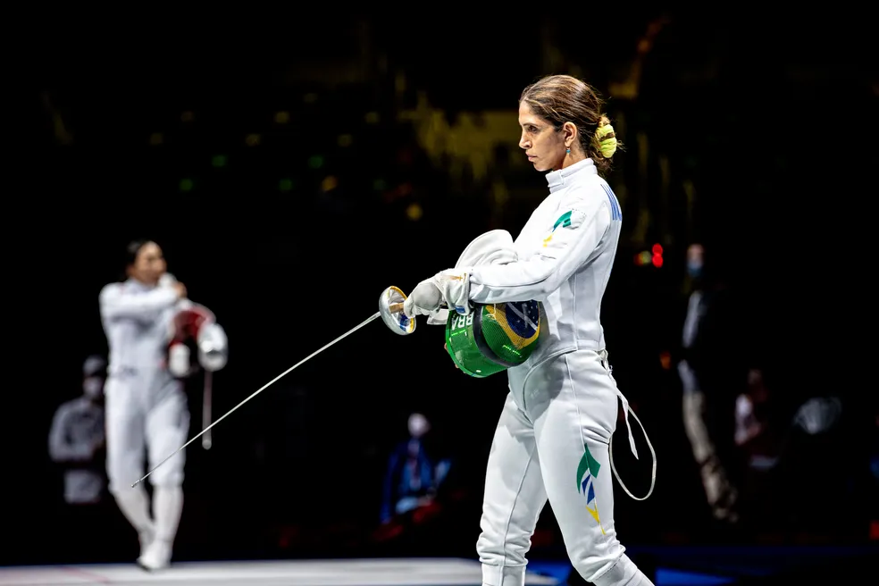 Nathalie passa mal durante a luta e cai para canadense na espada ...