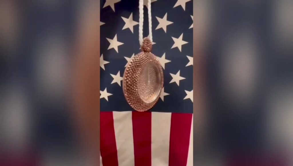 Rapper americano cria medalha para ginasta que perdeu bronze em Paris ...