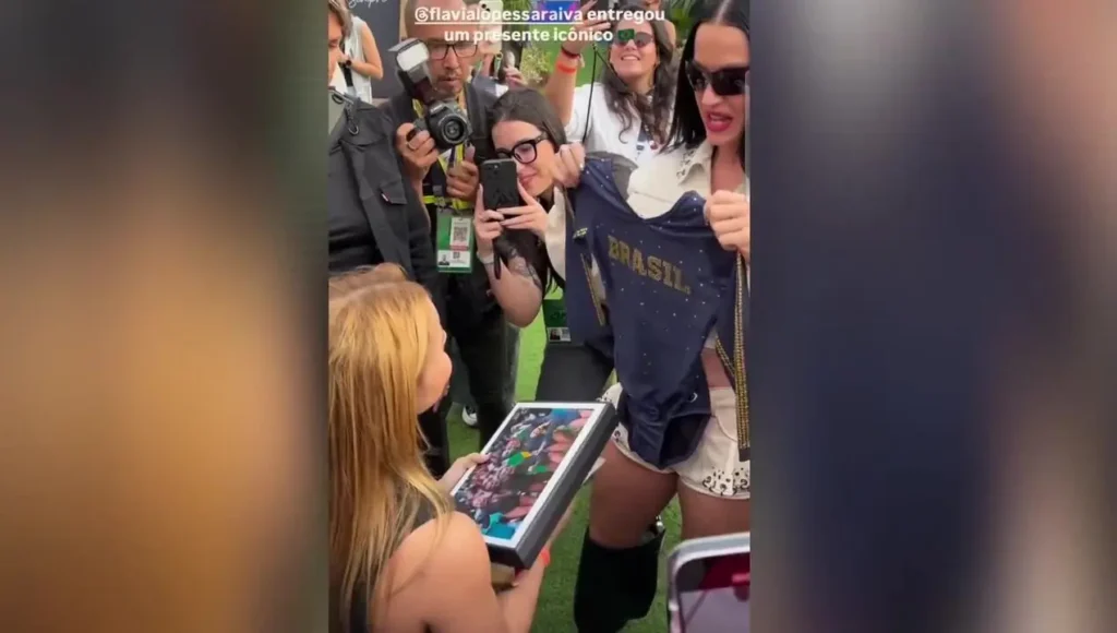 Presente olímpico! Flavia Saraiva presenteia Kate Perry com body da ...