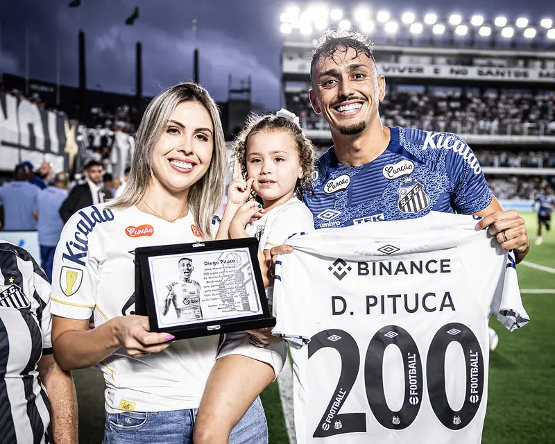 Diego Pituca recebe homenagem com placa e camisa por atingir marca de ...