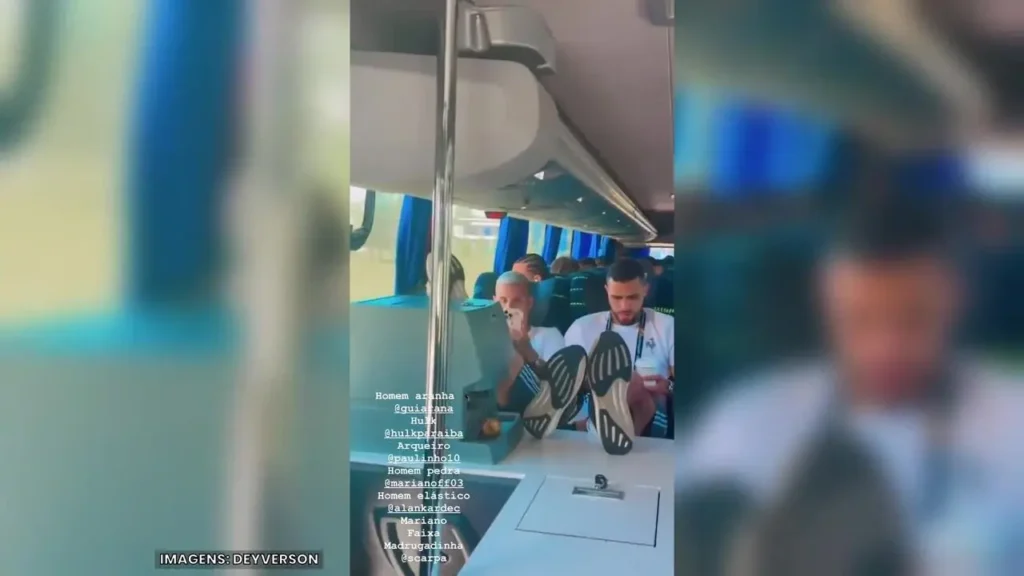 Marvel e cia! Deyverson zoa Mariano e brinca no ônibus do Galo com Hulk ...