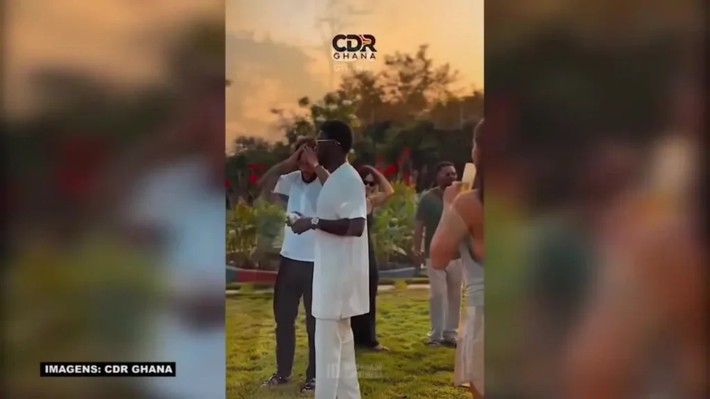 Na elegância! De terno branco e tomando champagne, Depay curte férias ...