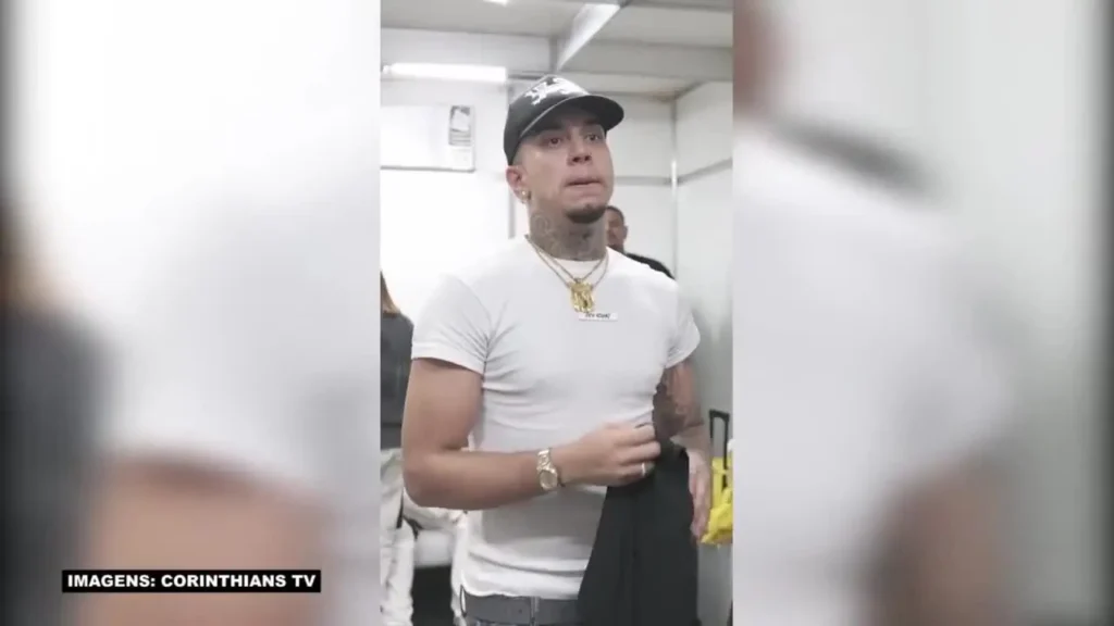 Rapper Veigh faz show na Neo Química e ganha camisa do Corinthians ...