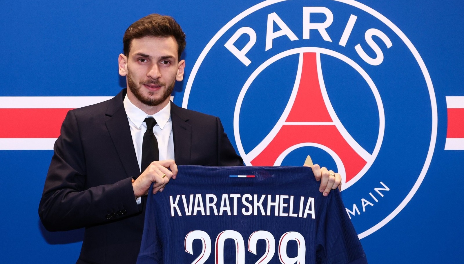 Paris Saint-Germain anuncia a contratação de Kvaratskhelia até o fim de ...