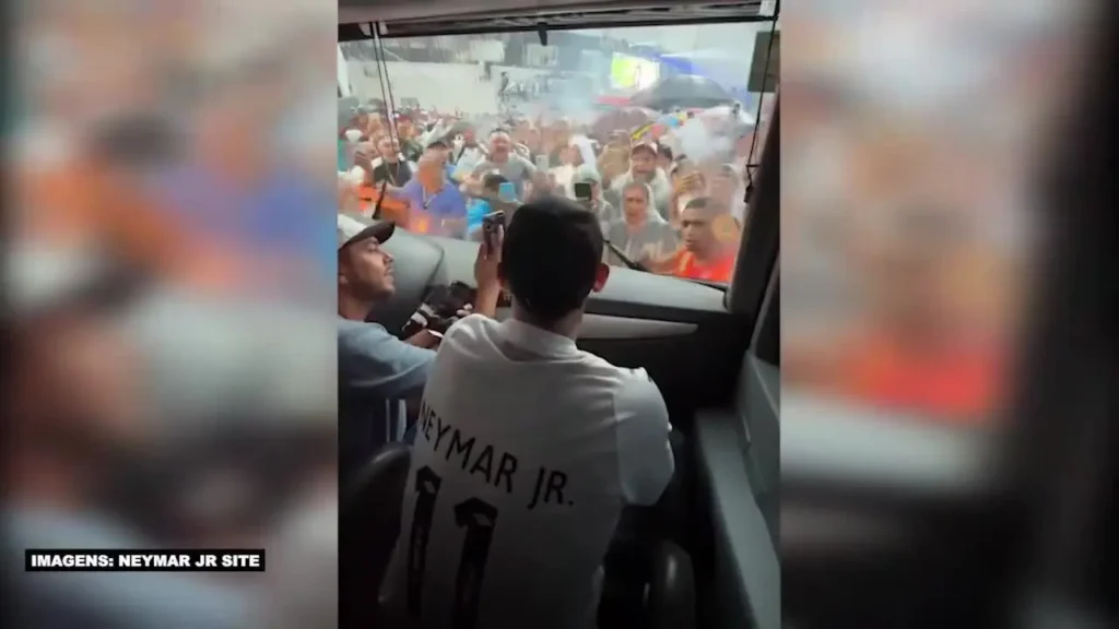 Multidão! Dentro do ônibus, Neymar é acompanhado por torcedores do ...