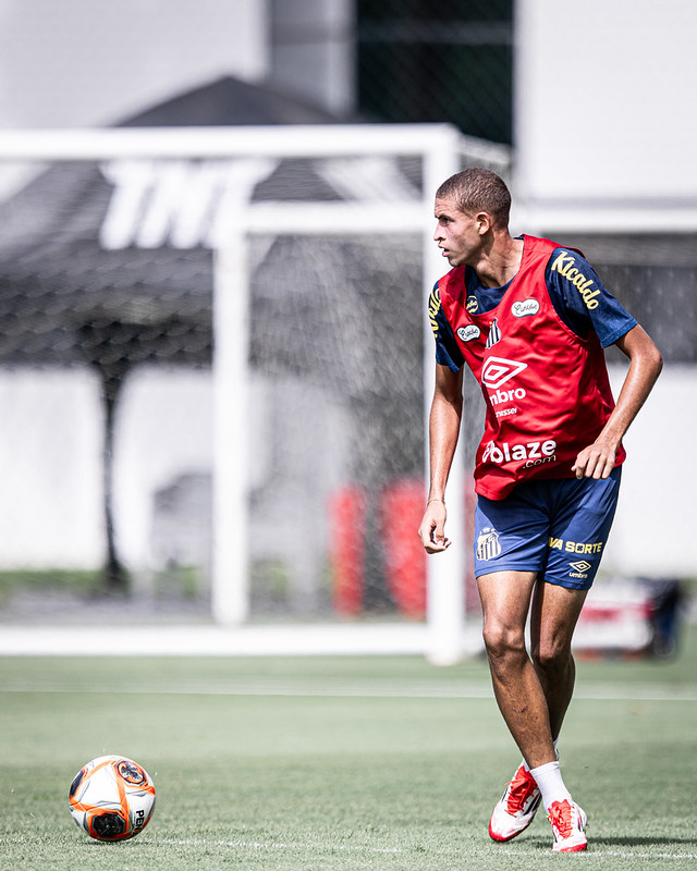 Vinícius Lira recebe elogios de Caixinha e pode receber mais minutos no Santos após lesão de ...