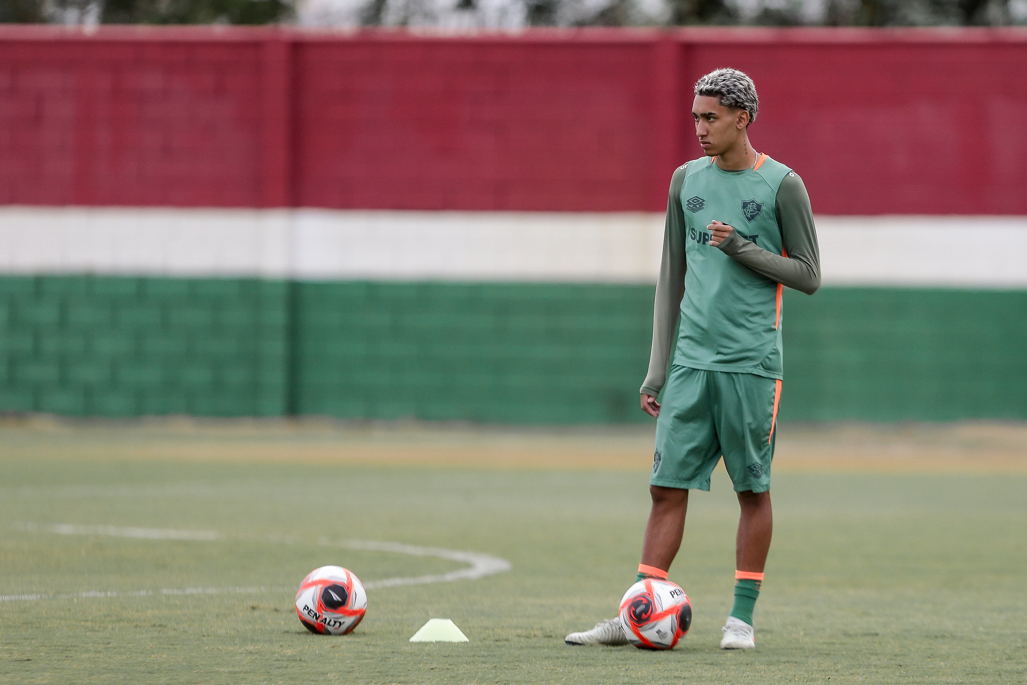Isaque vira problema e deve desfalcar o Fluminense por dois meses ...