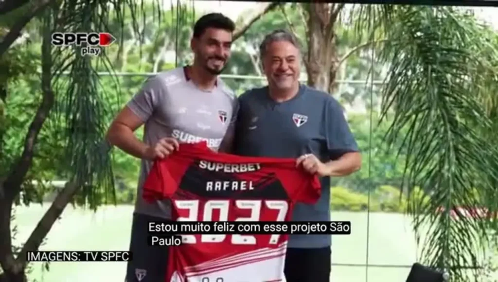 Goleiro do São Paulo, Rafael celebra renovação de contrato até 2027 ...