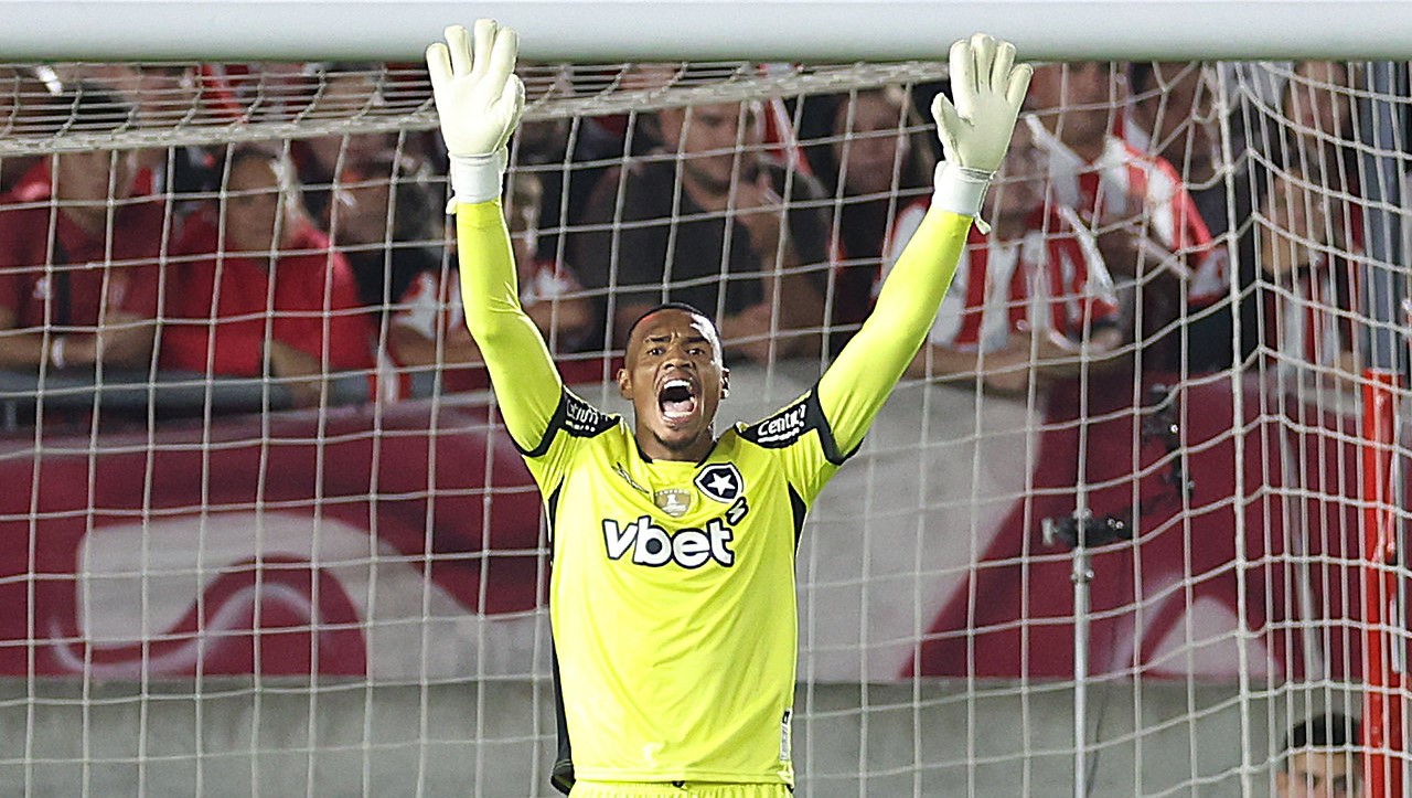 Goleiro John falha, e Botafogo perde do Estudiantes pela Libertadores ...