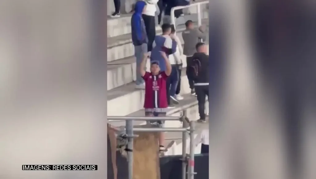 Torcedor do Talleres faz gesto racista para torcida do São Paulo ...