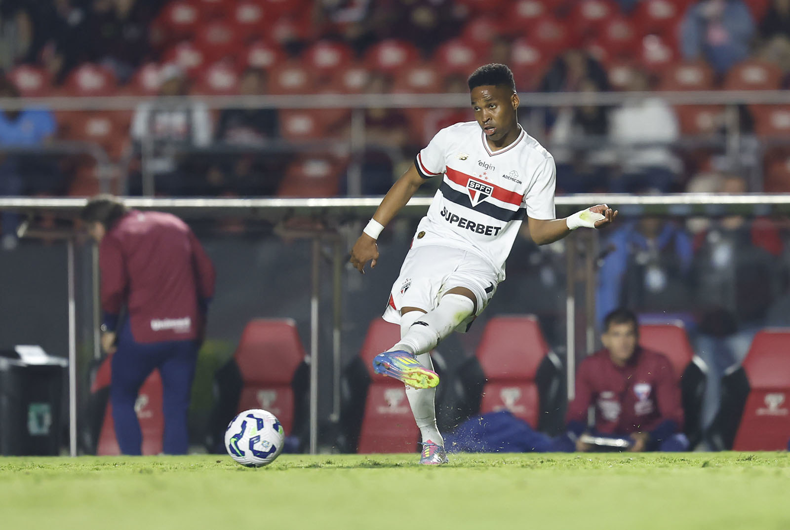 Wendell, do São Paulo, é substituído no primeiro tempo do clássico após ...
