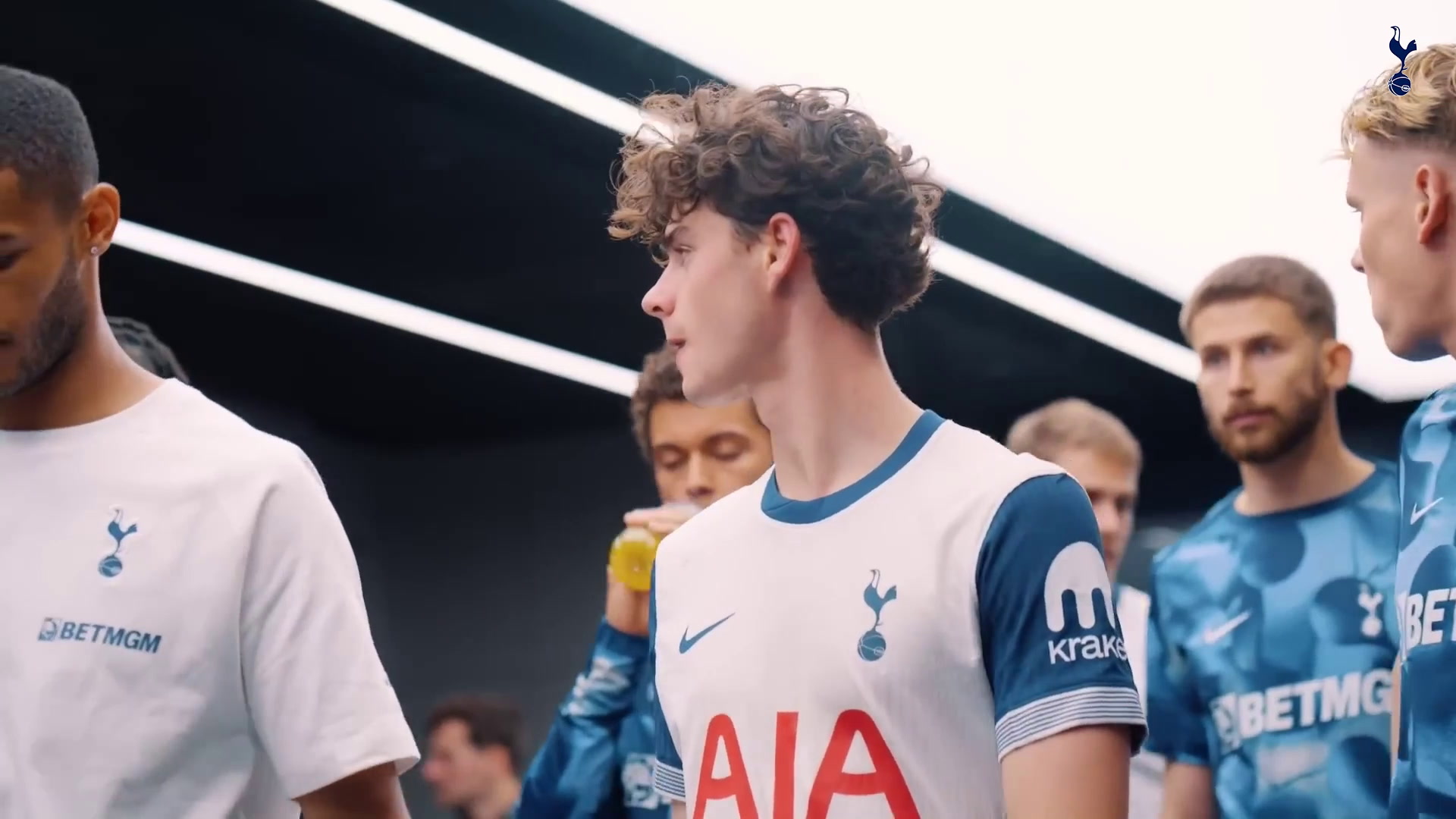 Tottenham apresenta à torcida o troféu da Liga Europa - Gazeta Esportiva