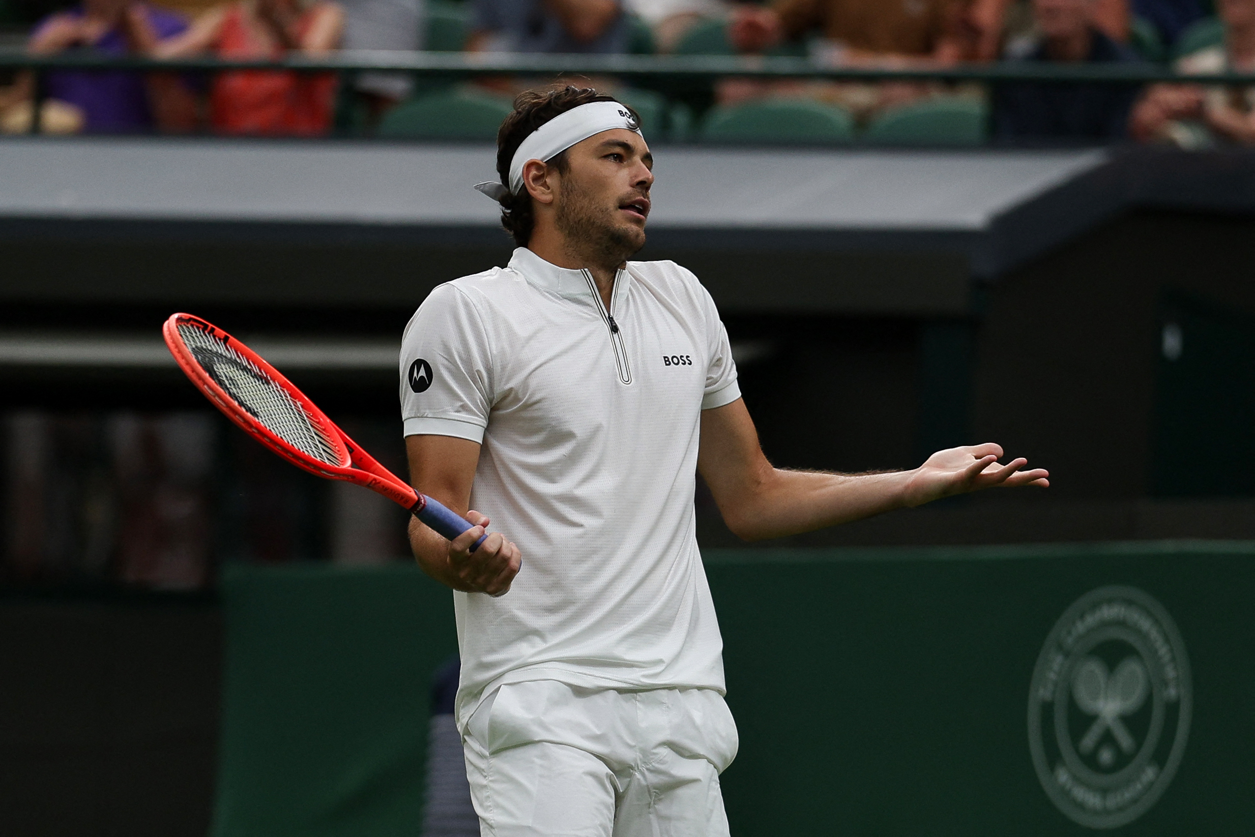 Jogos de Fritz e de Zverev são interrompidos em Wimbledon