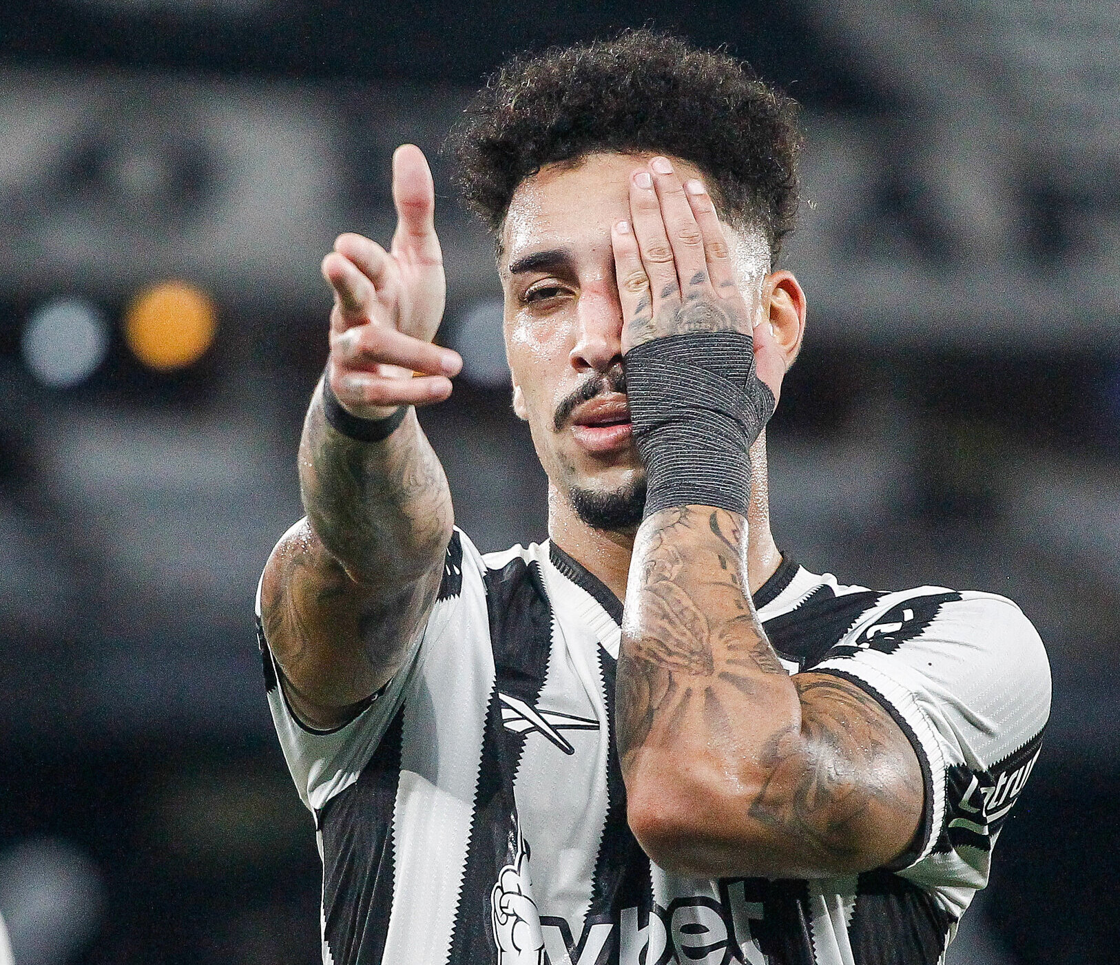 Botafogo anuncia saída do volante Kauê