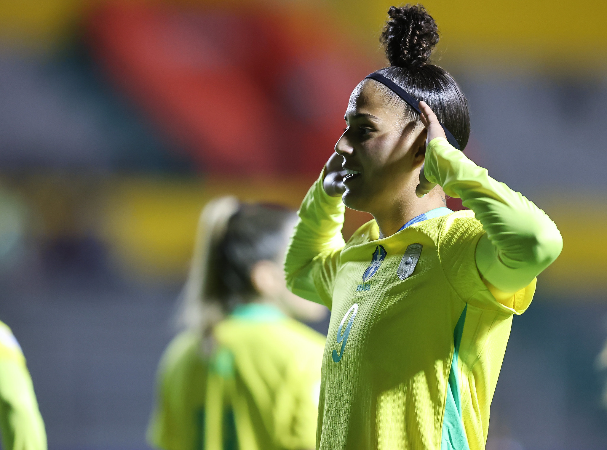 Amanda Gutierres cita "alívio" com vitória do Brasil