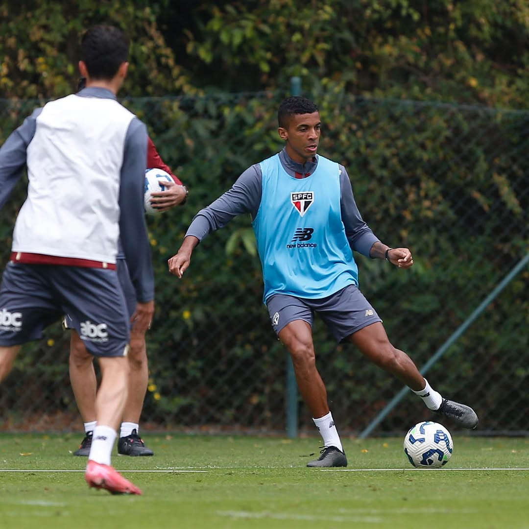 Lucas e Luiz Gustavo avançam em recuperação e treinam com bola em ...