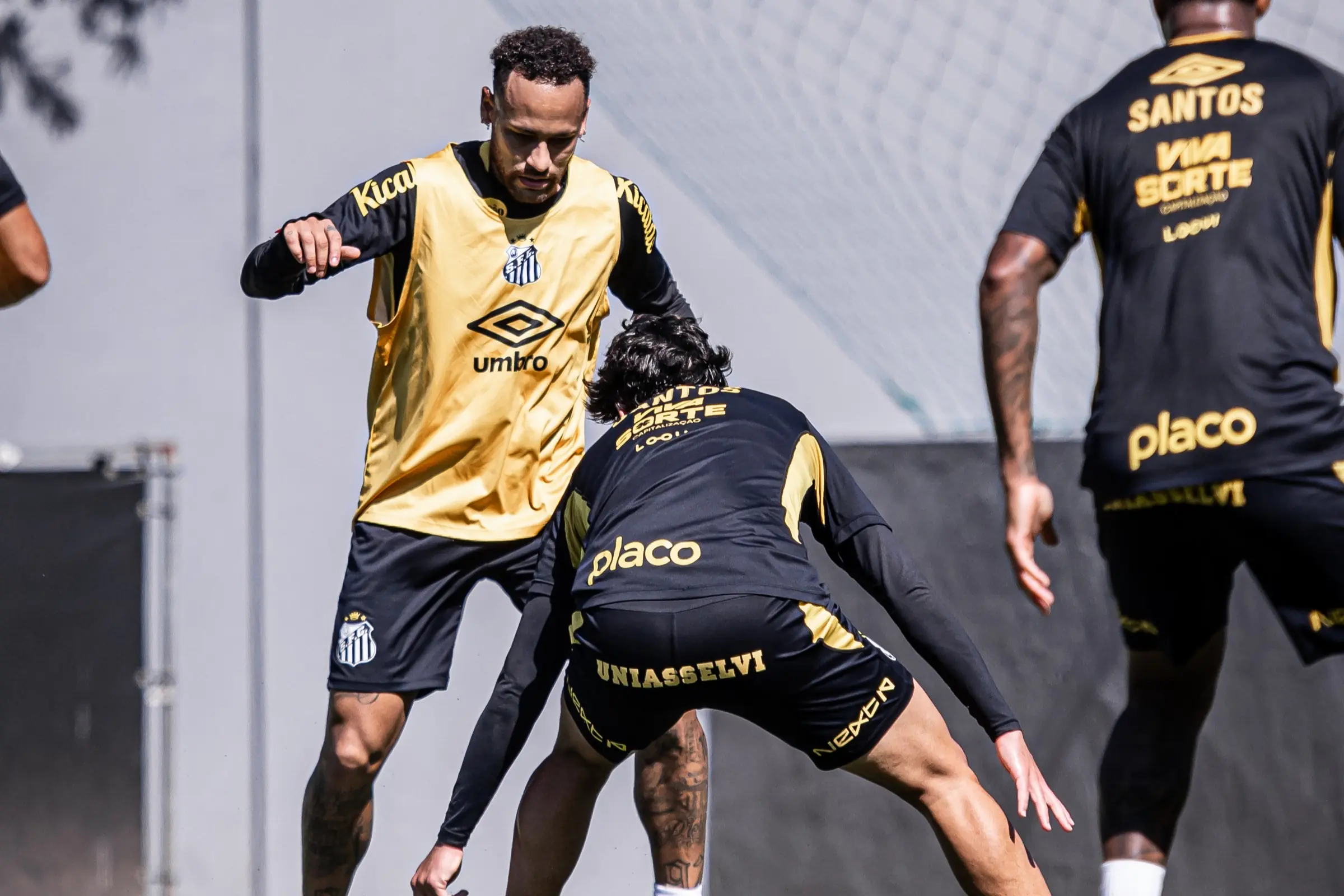 Neymar treina, e Santos recebe visita ilustre no CT
