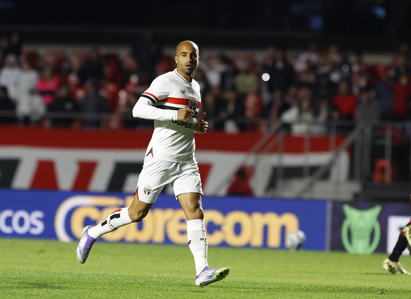 Lucas celebra volta no São Paulo após "quatro meses muito complicados ...