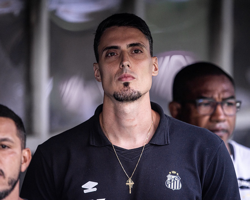 Bachi revela papo com Vojvoda e explica dois volantes no Santos