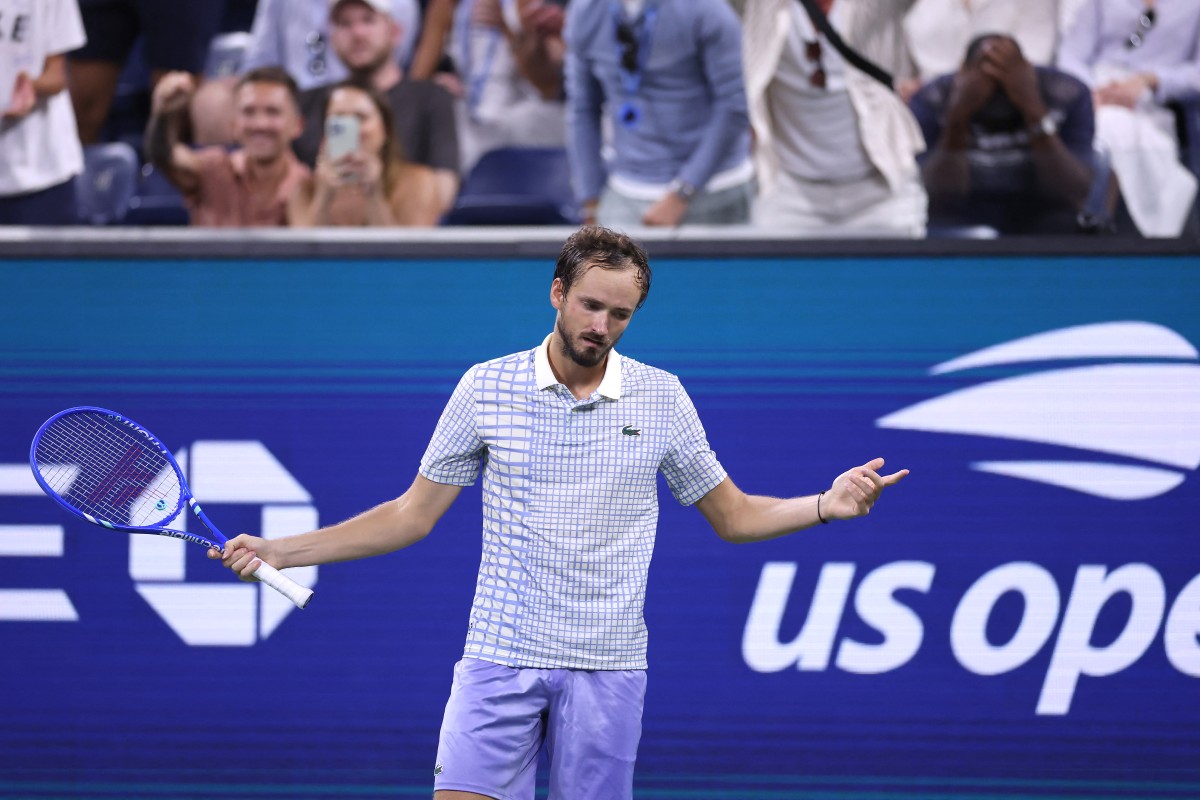 Medvedev "precisa de ajuda" após eliminação no US Open, diz Boris Becker