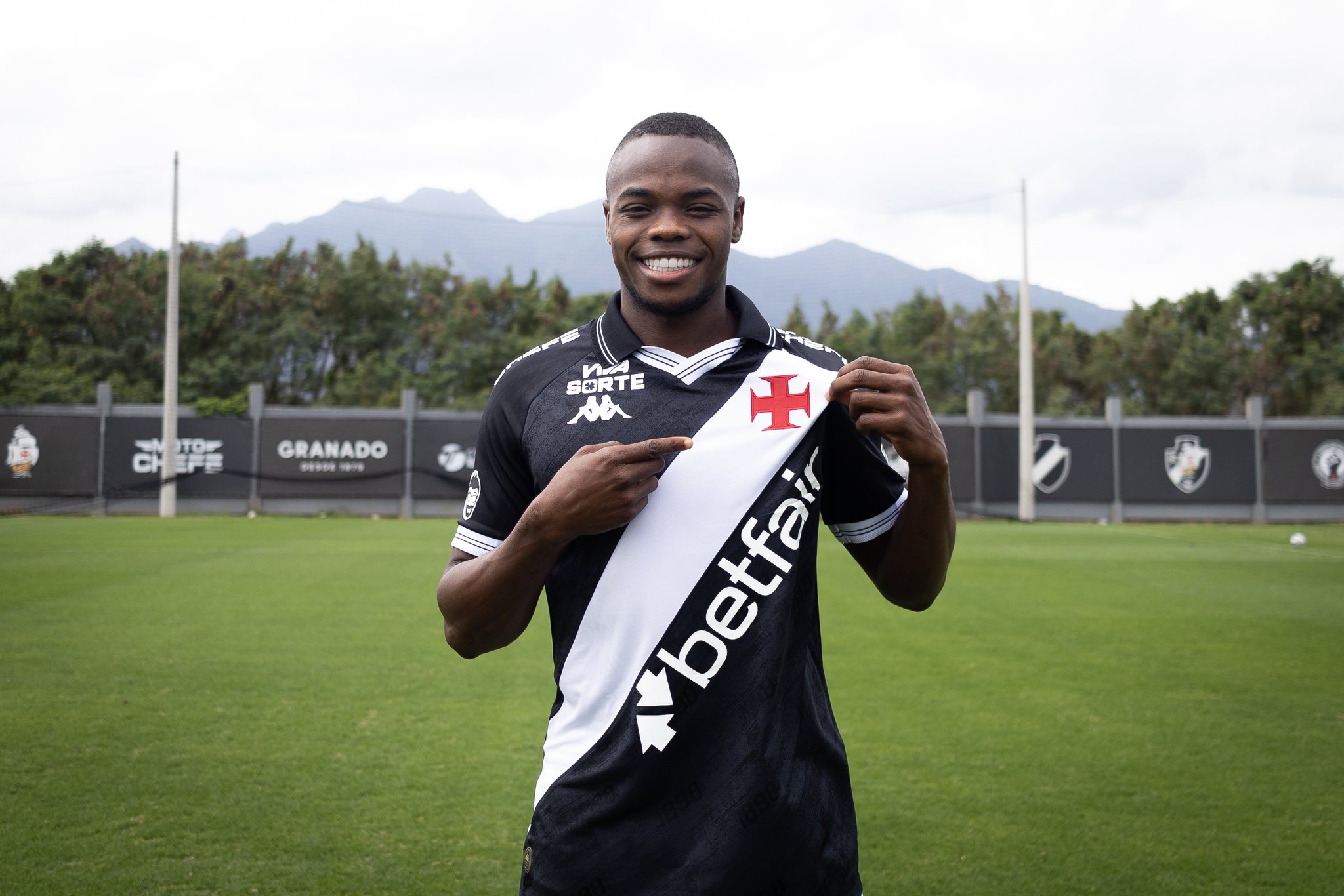 Vasco anuncia a chegada do atacante Andrés Goméz