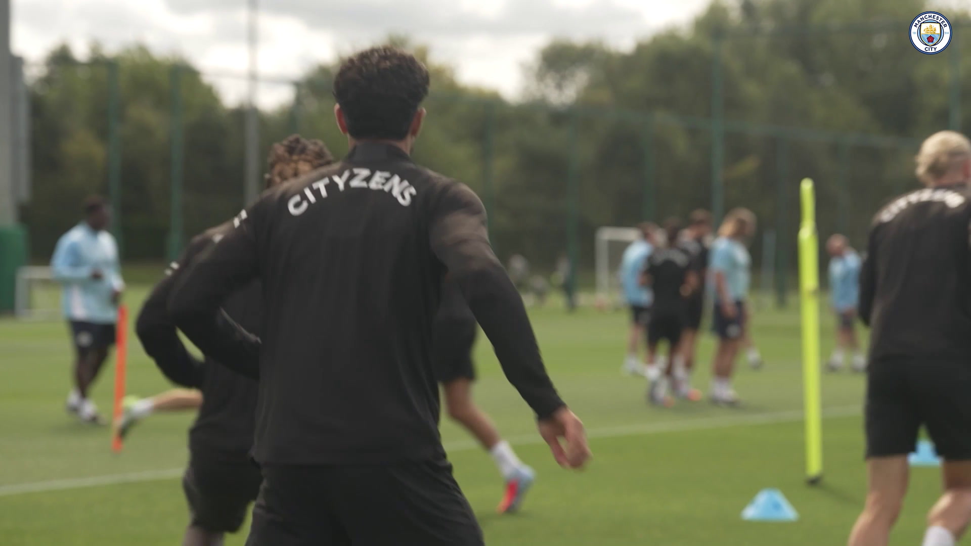 Visita especial: Mahrez reencontra amigos em treino do Manchester City ...