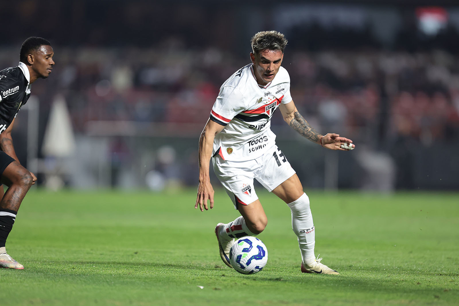 Enzo Díaz mostra adaptação e vence concorrência no São Paulo
