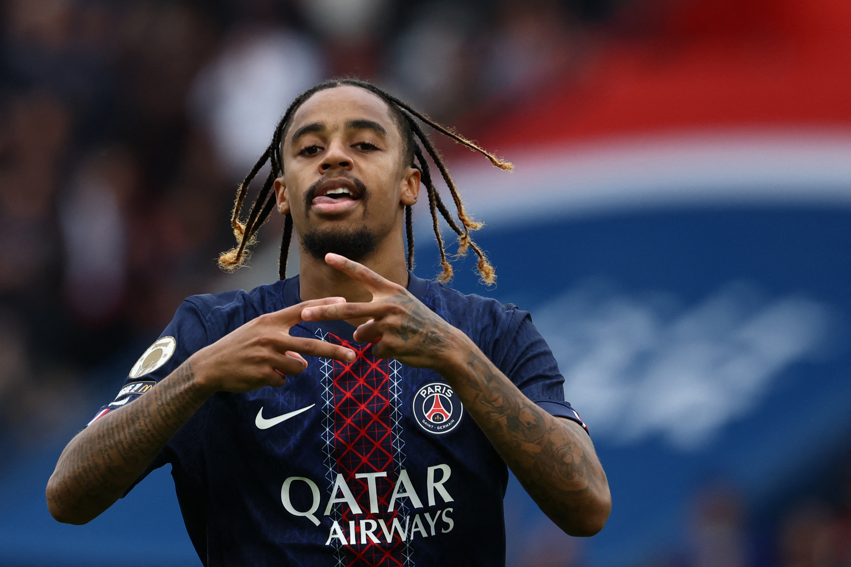 Barcola brilha, PSG vence o Lens e mantém a liderança do Francês ...