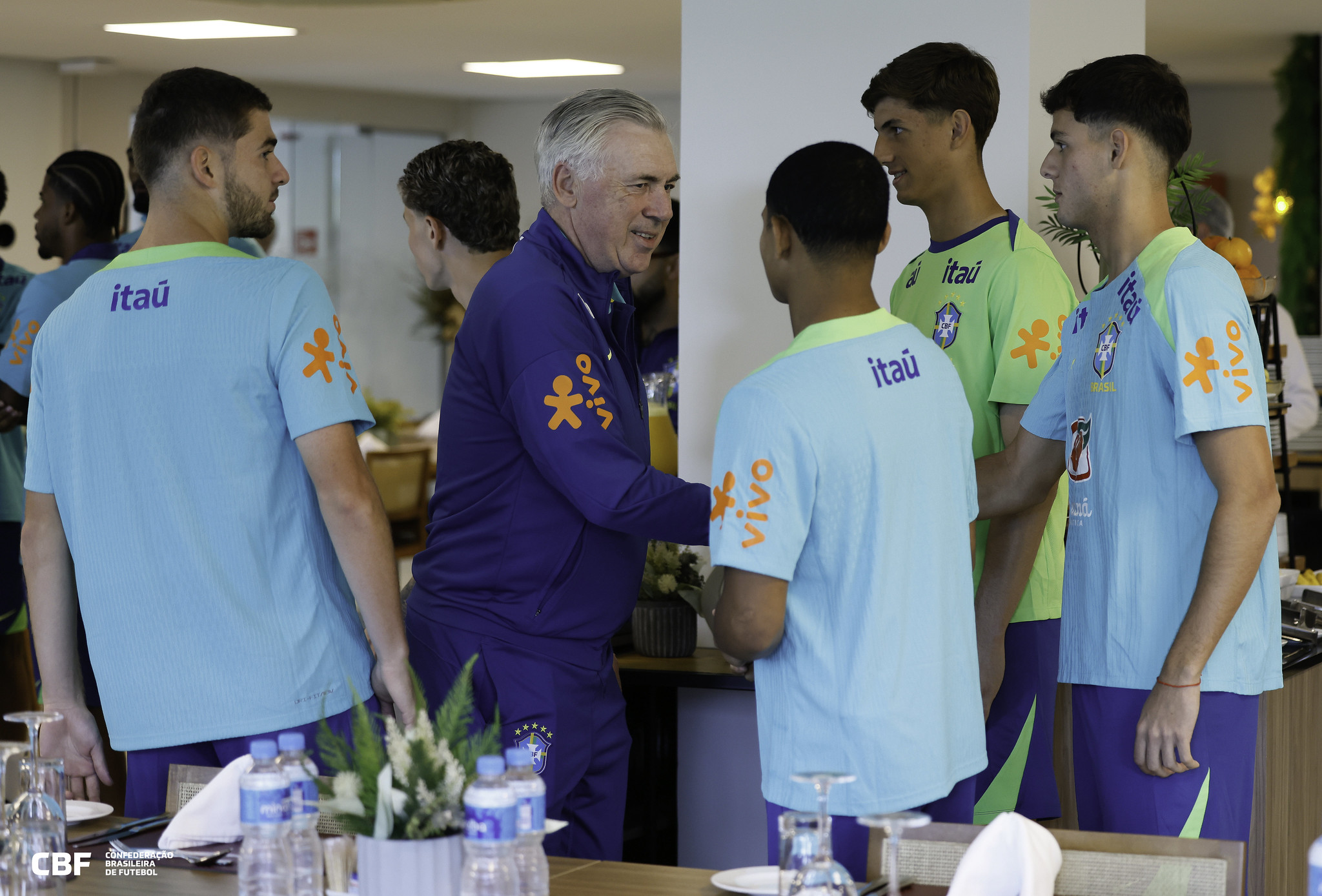 Dupla da base do Fluminense celebra treino com a Seleção