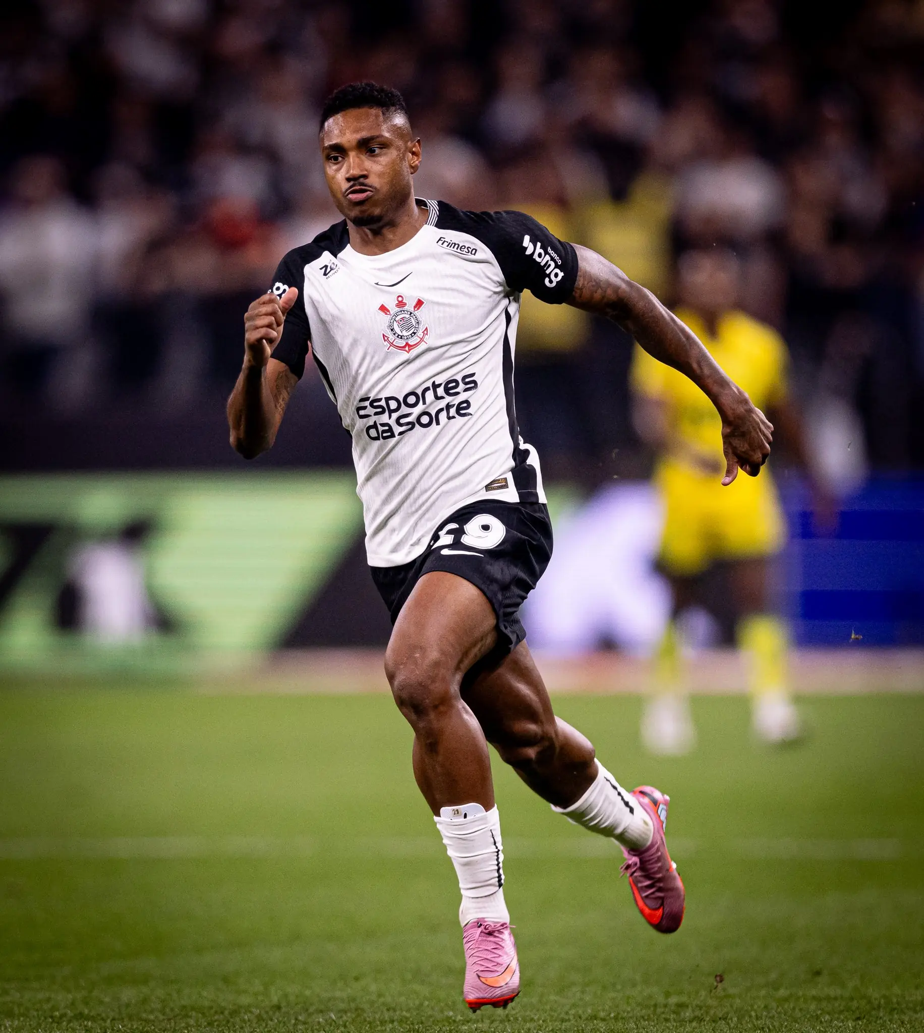 Vitinho sai com dores no joelho direito e será avaliado pelo ...