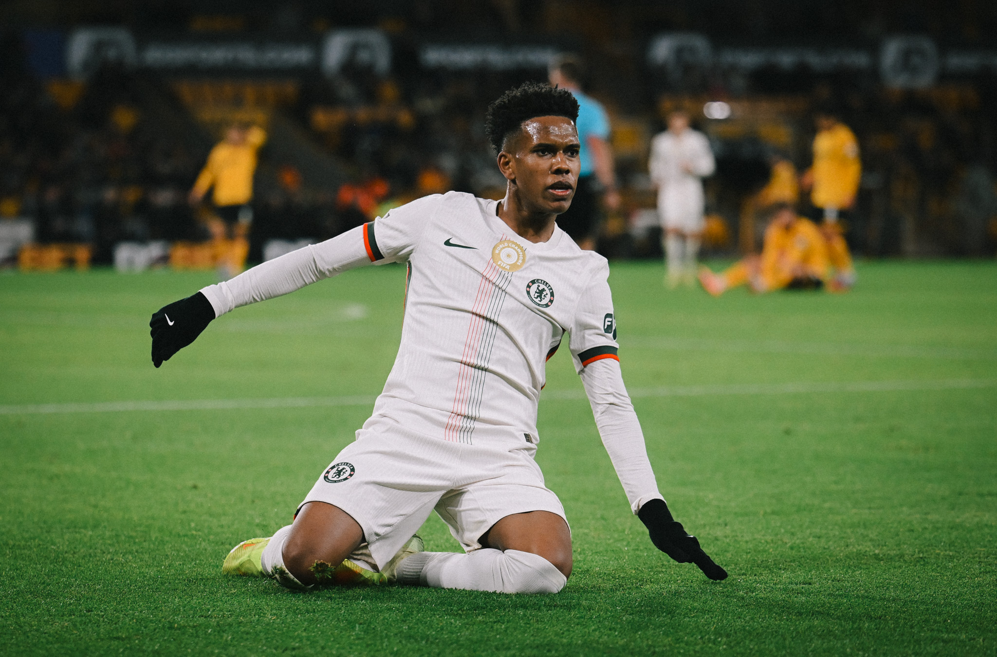 Chelsea bate Wolves com gol de Estêvão, e Liverpool cai na Copa da Liga