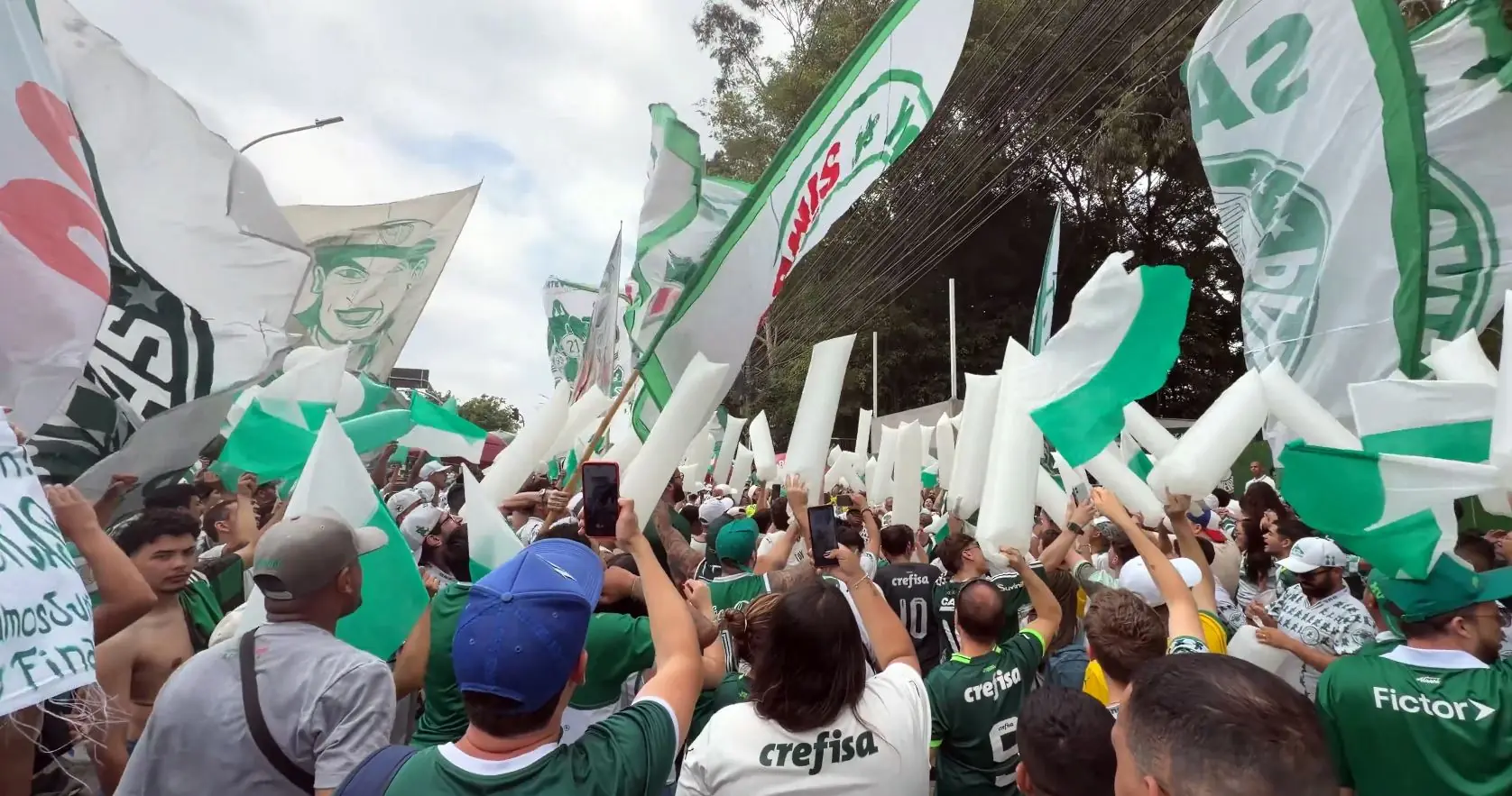 Torcida faz festa para elenco do Palmeiras na Academia de Futebol ...