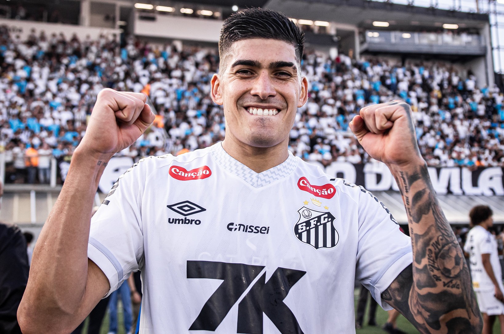 Adonis Frías mostra seu valor e termina 2025 como pilar no Santos