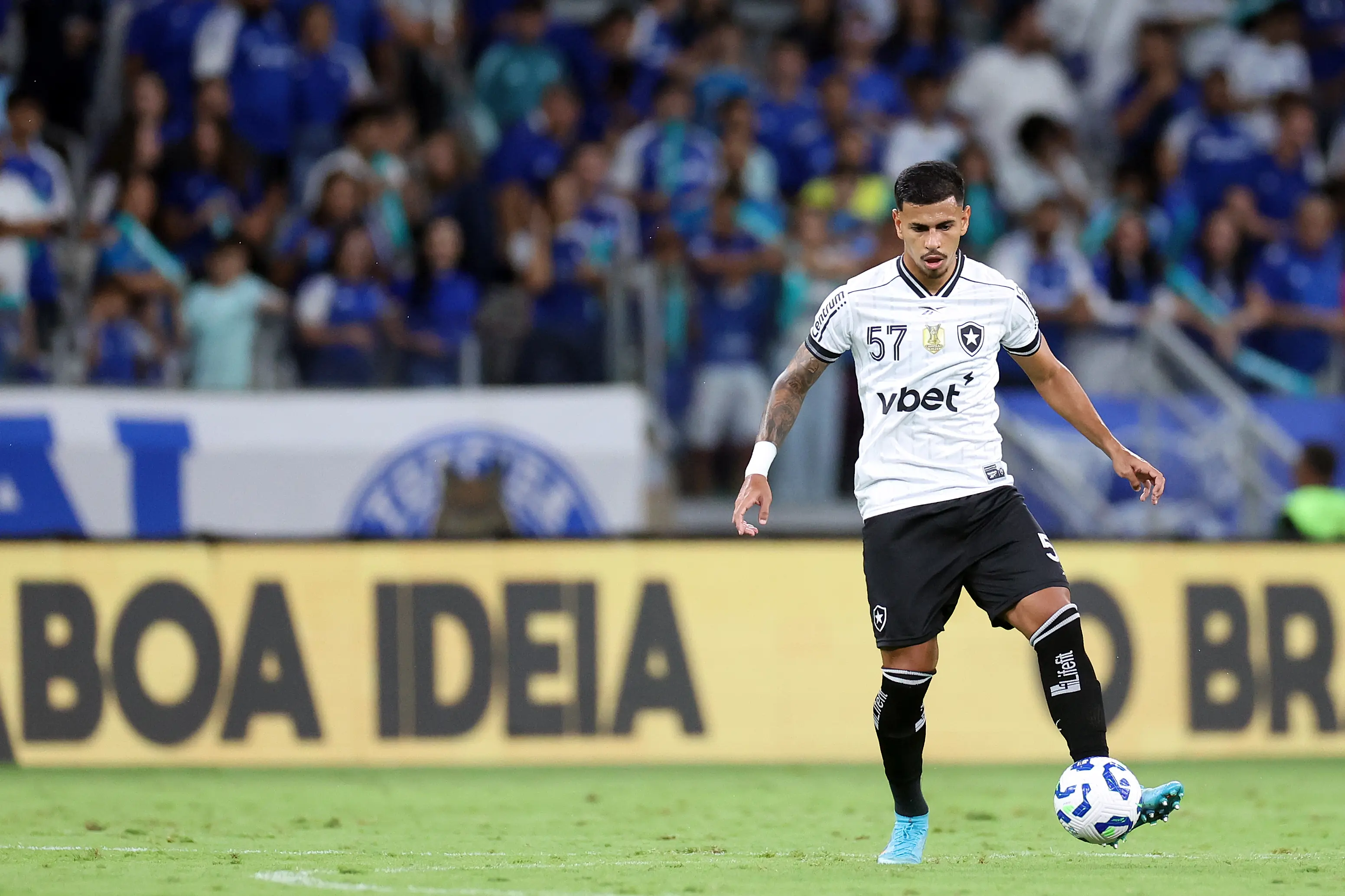 Botafogo acerta venda de David Ricardo para clube russo