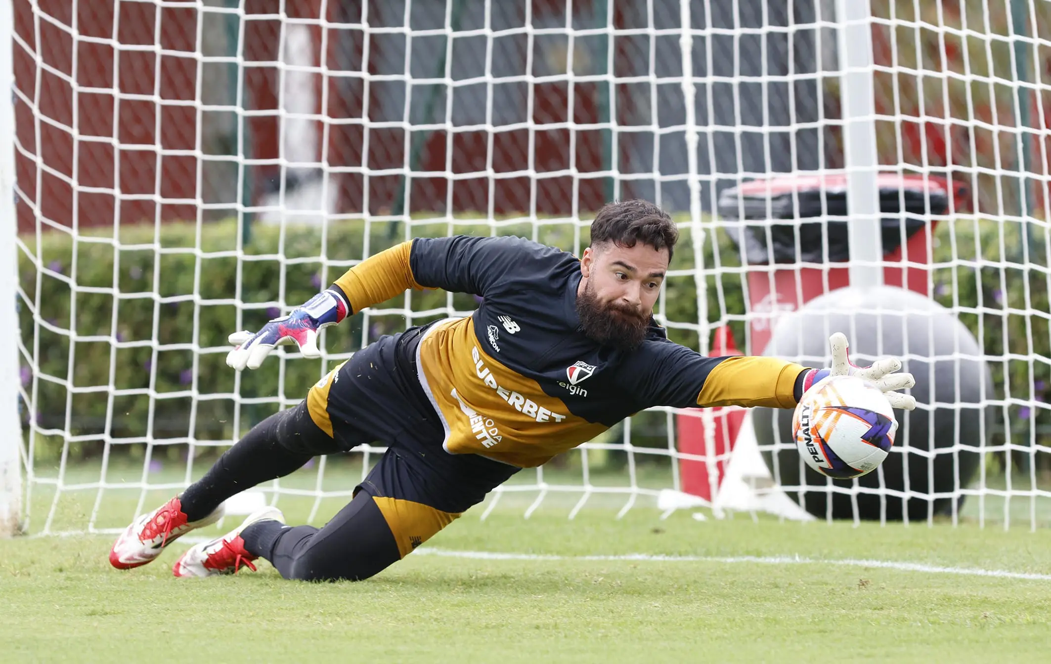 Características, referências e mais: conheça Carlos Coronel, novo ...