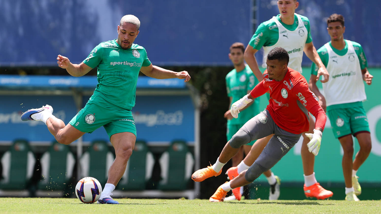 Vitor Roque celebra primeiro gol no Brasileirão e projeta sequência do ...