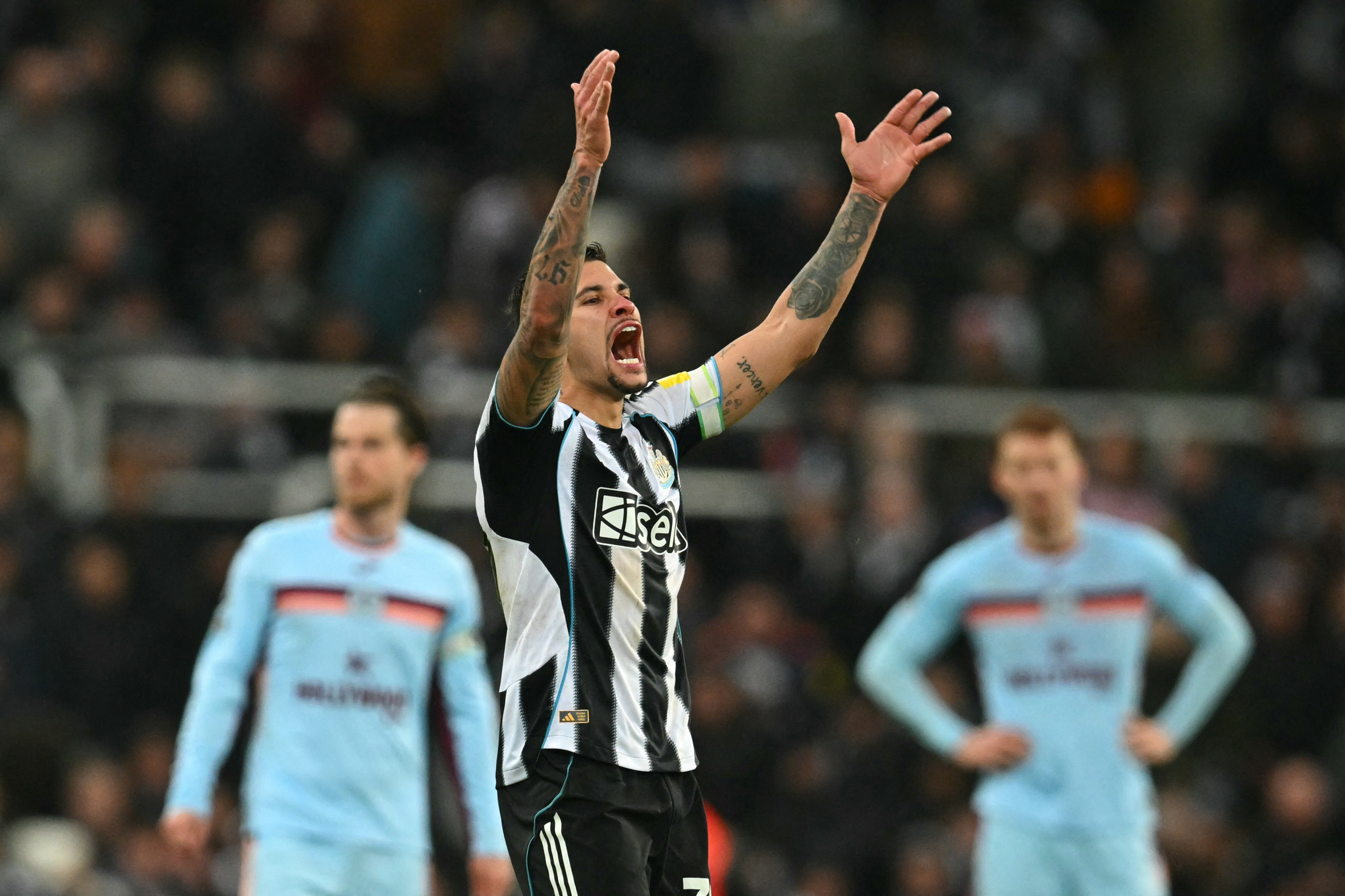 Com gols brasileiros, Newcastle perde para o Brentford no Inglês