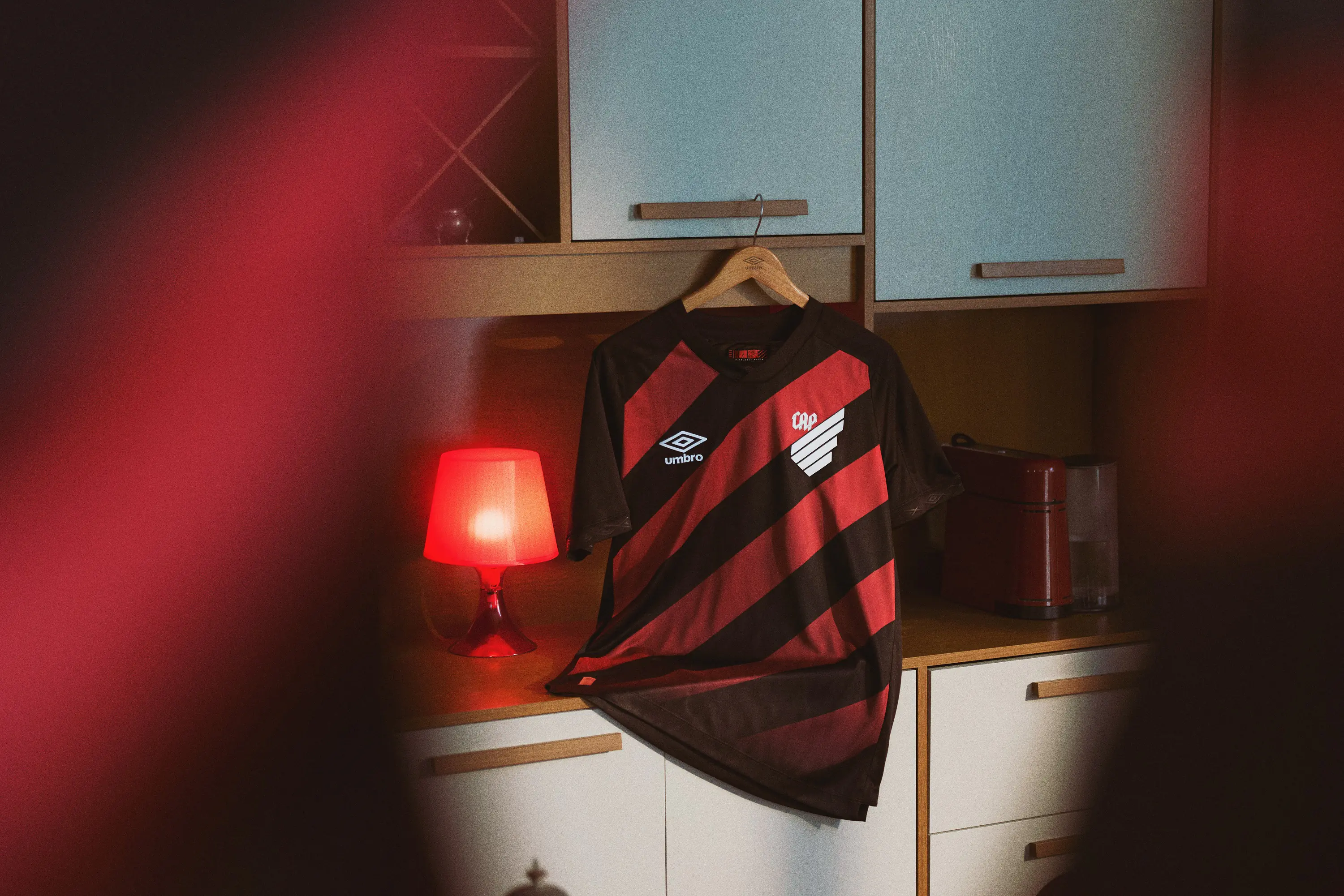 Athletico-PR e Umbro lançam nova camisa para 2026 - Gazeta Esportiva