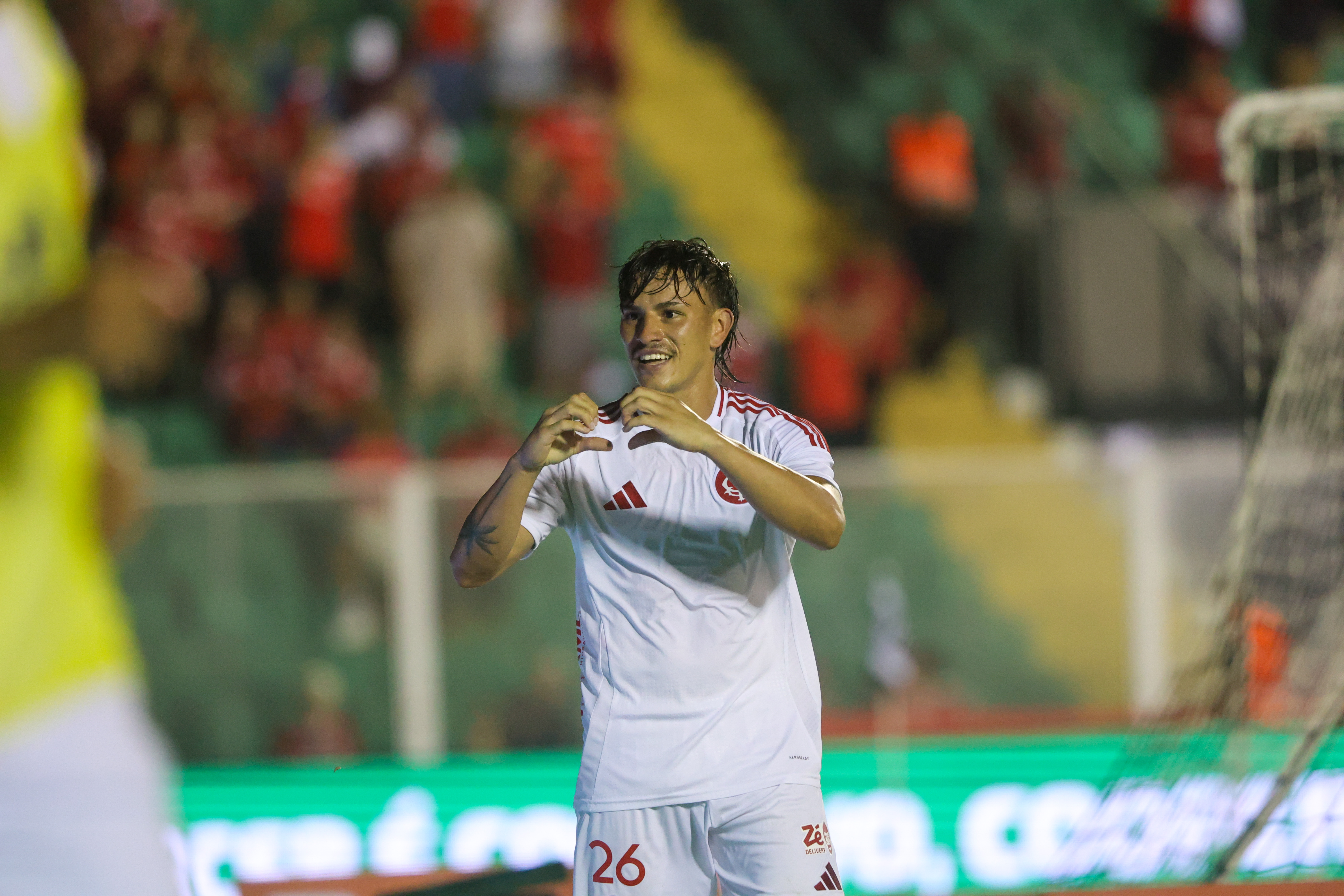 Autor do gol da virada, Bernabei celebra vitória do Inter sobre o ...