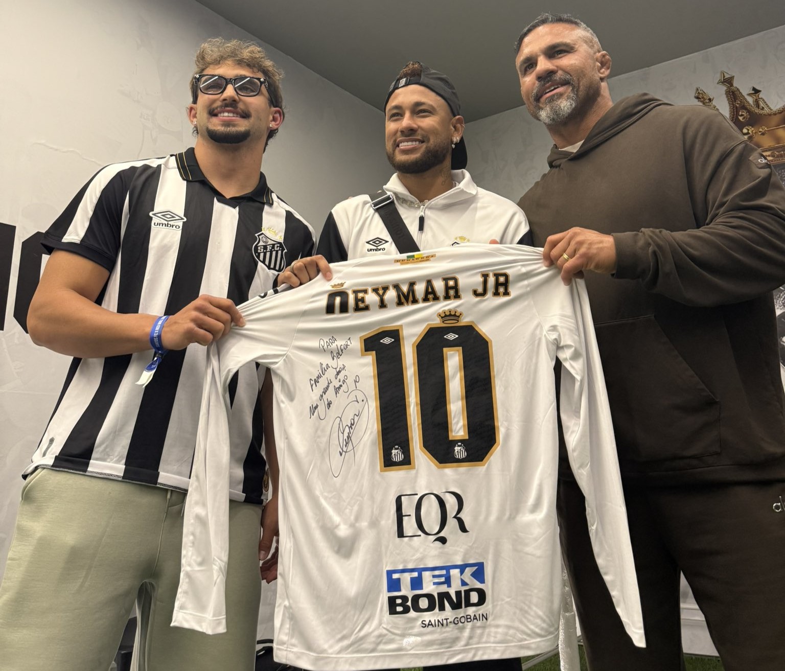 Santos e Neymar presenteiam lutador de MMA Vitor Belfort - Gazeta Esportiva