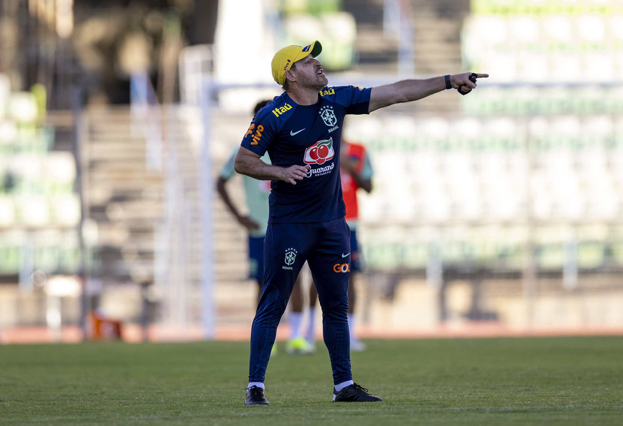 Ramon Menezes esconde escalação titular antes de estreia e exalta ...