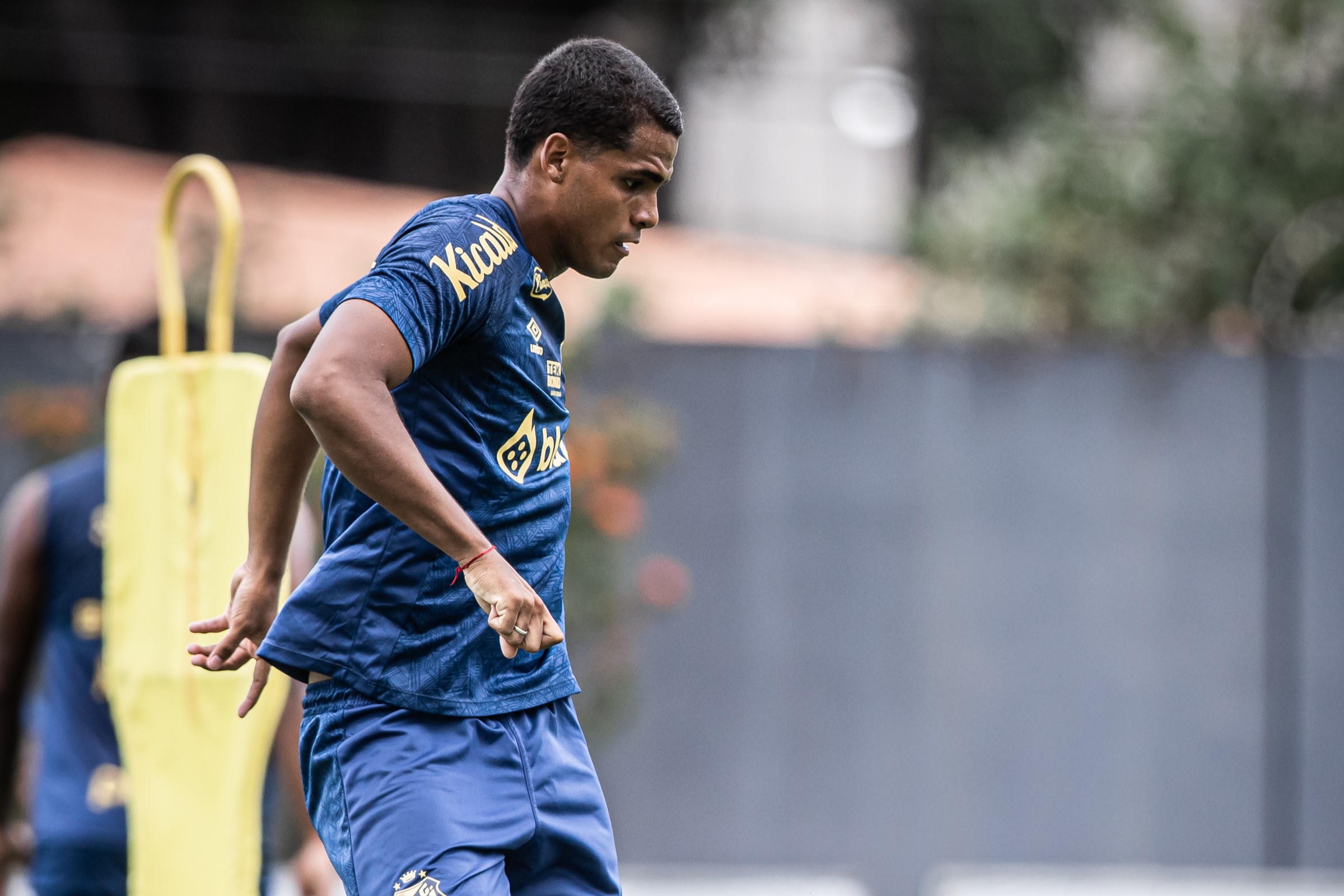Enzo cita "experiência única" no Santos após estreia no profissional e ...