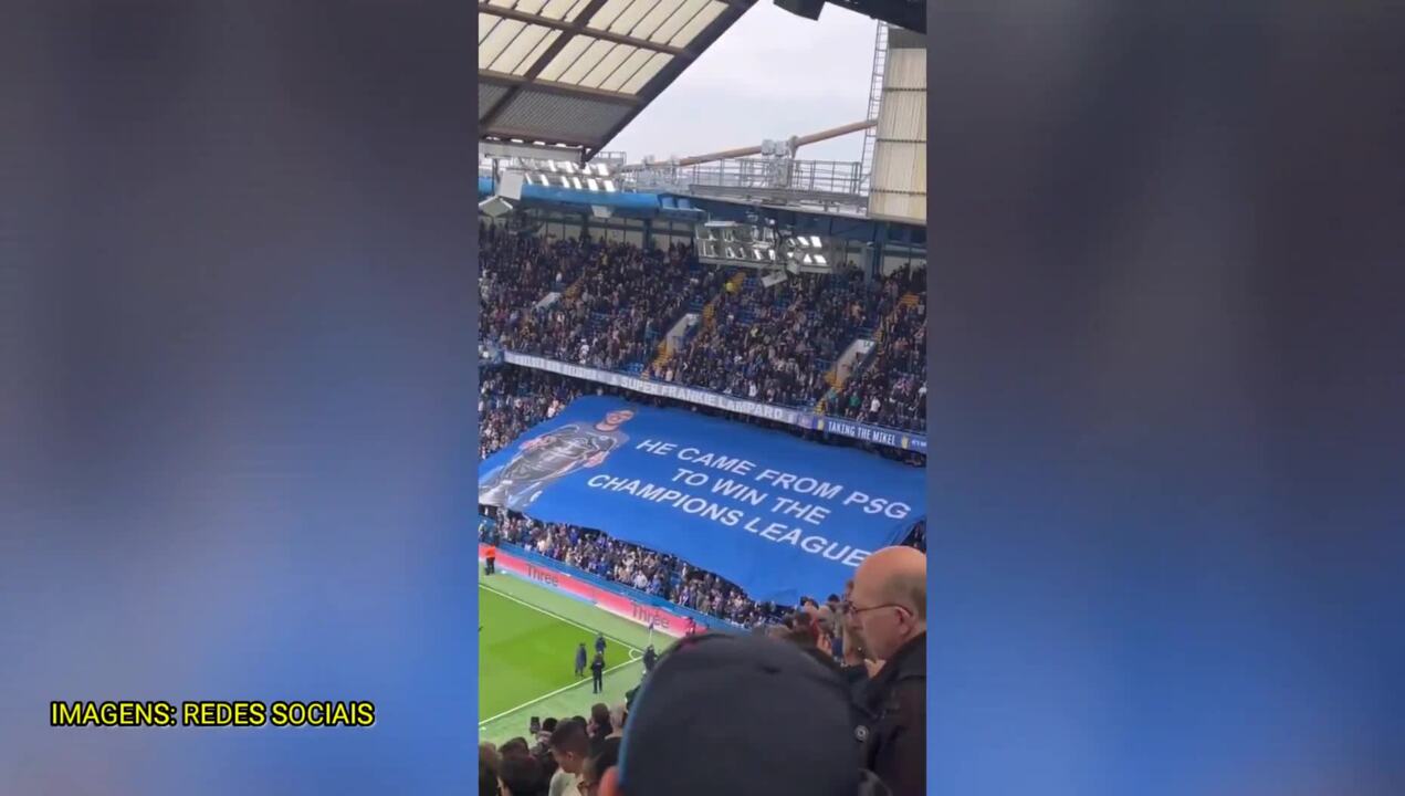 Ovacionado! Thiago Silva é homenageado com bandeirão pela torcida do ...