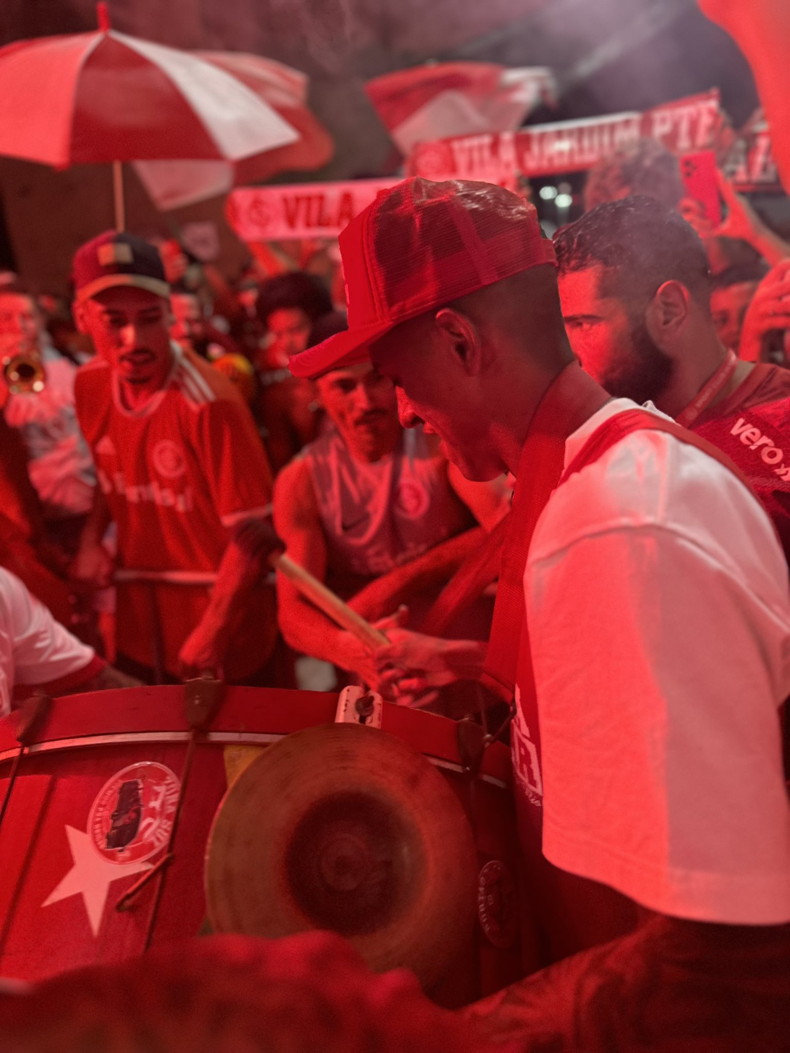 Robert Renan chega a Porto Alegre e é recebido com festa pela torcida ...