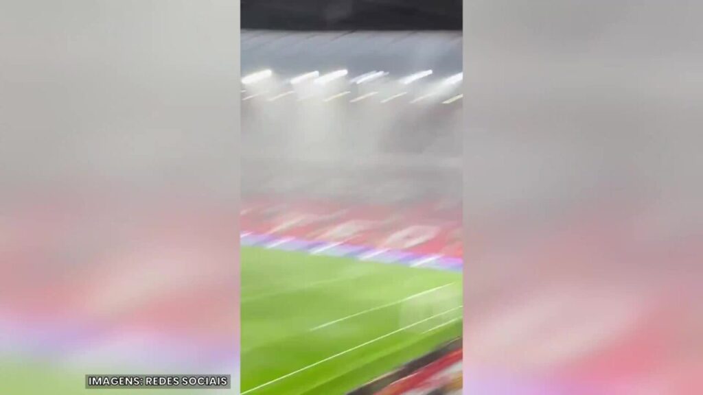 Chuva cria cascata e alagamentos em estádio do Manchester United na ... Chuva cria cascata e alagamentos em estádio do Manchester United na ...