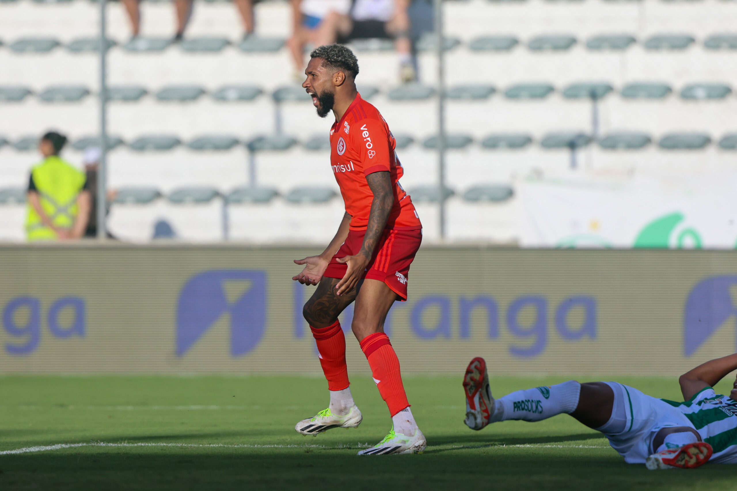 Wesley se destaca em primeiro jogo como titular no Internacional